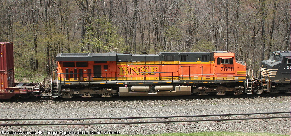 BNSF 7688 on 22W